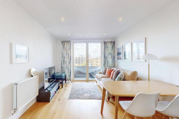 Lovely Apartment With Balcony - 3 Min To Station - London