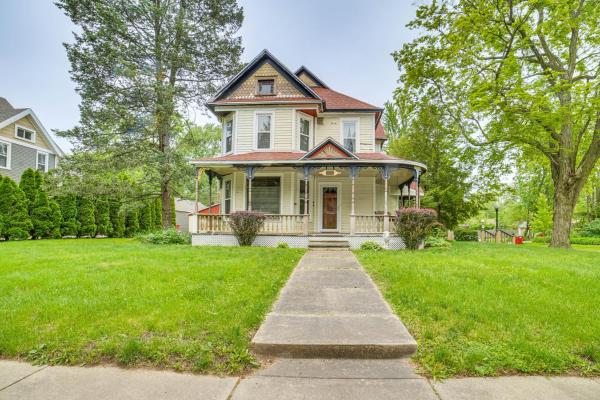 Charming Champaign Victorian With Deck! - Champaign, IL