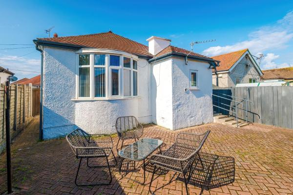 "Eastville Court Rhyl" By Greenstay Serviced Accommodation - A Cosy 2 Bedroom Bungalow With Parking, Dog Friendly, Close To Beaches, Shops & Restaurants - Ideal For Families, Friends, Couples & Business Travellers - Rhyl