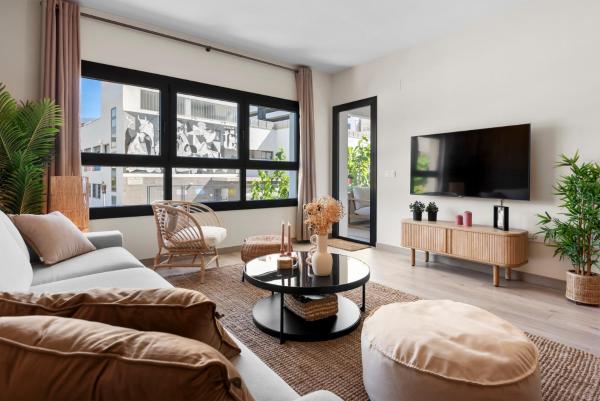 Brand New Chic Apartment - City, Pool & Beach - Estepona