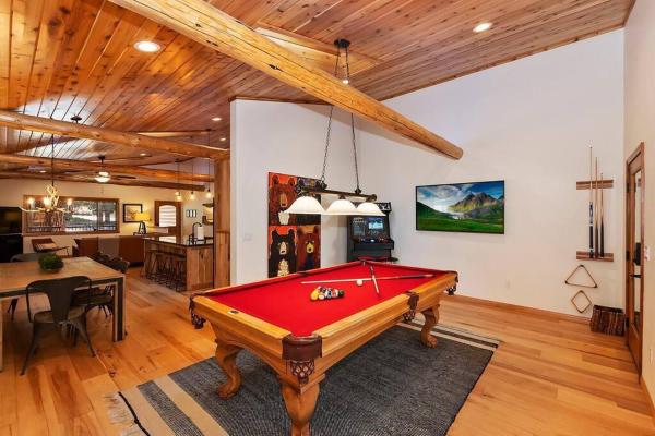 Elk Lodge Hot Tub Game Room - Big Bear Lake, CA