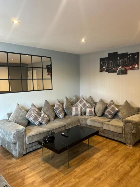 The Luxe By Elegant Aparts - Bradford