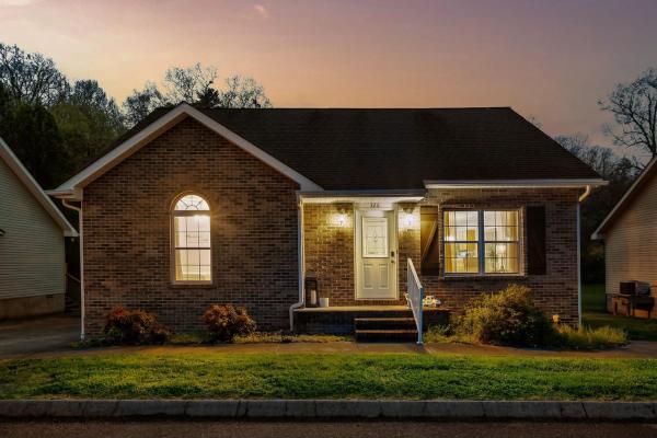 1 Mile To Pkwy, Pets, Hot Tub, Creekside, Porch - Pigeon Forge, TN