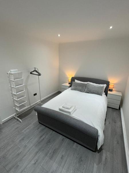 Luxury 2 Bed Apartment, Sleeps 6 With Sofa Bed, Close To Sale Town & Tram Station - Altrincham