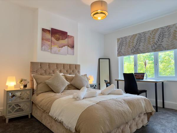 Spacious Detached Home With Ample Parking On The Private Drive - Derby