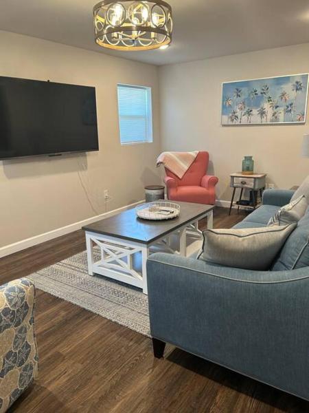 Charming Daytona Beach Bungalow Next To The Ocean - Daytona Beach Shores, FL