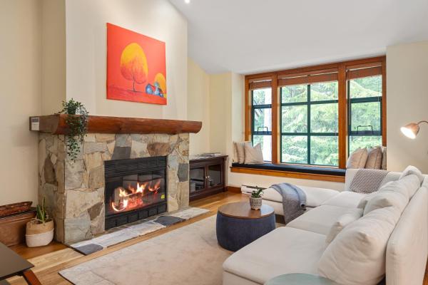 3br In The Woods, Private Hot Tub, Wood Burning Fireplace, King Ensuite, Private Garage - Whistler