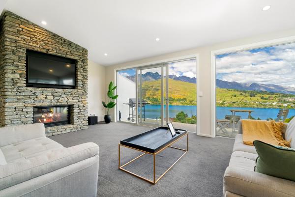 Alpine Retreat - Panoramic Views - Queenstown
