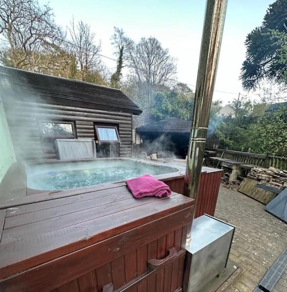 The Hot Tub By The Waterfall - Facilities Included - 맨섬