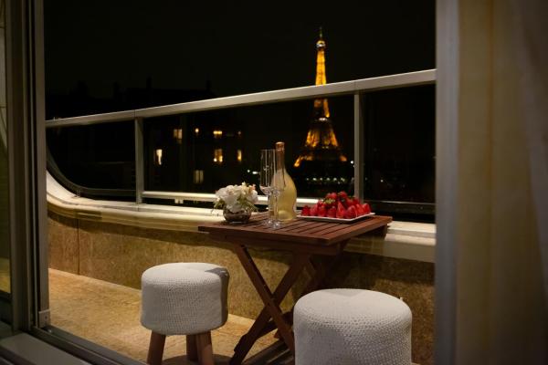 Les Amoureux De La Tour Eiffel - Issy-les-Moulineaux