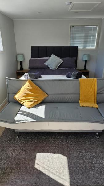 Self Contained Studio Apartment Close To Mission Estate - Clive