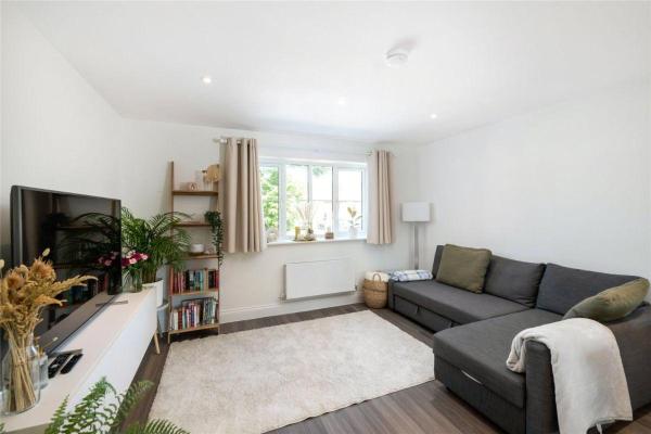 2 Bedroom 2 Bathrooms Parking Electric Charger Juliet Balcony Close To Reigate Station Centre - 2230 - Dorking