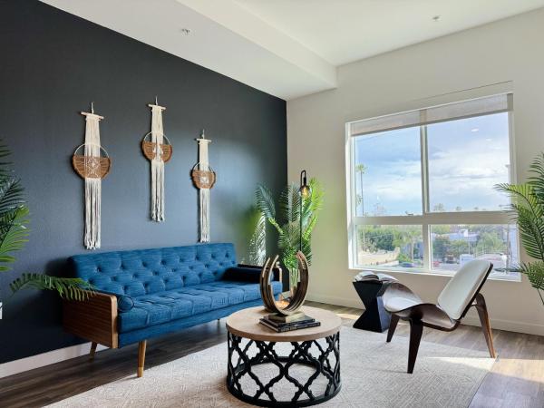 Modern Hollywood Home Sunset View & Free Parking - Los Angeles, CA