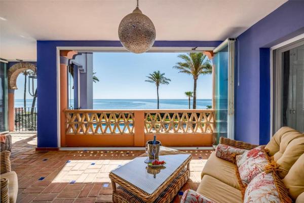 Spacious Seaside Retreat - La Perla Del Mar - 埃斯特波納