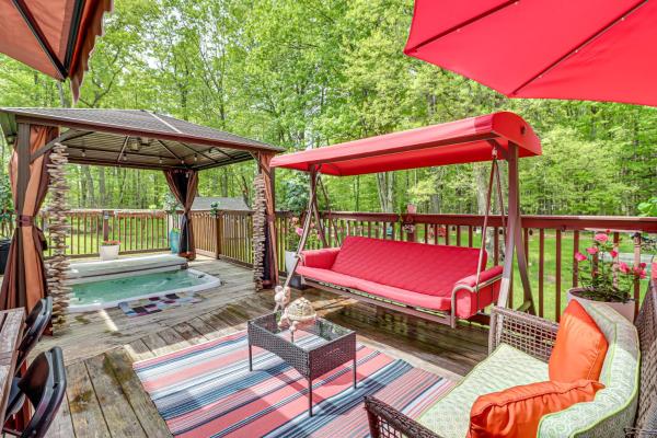 Long Pond Home W/ Hot Tub ~ 8 Mi To Kalahari! - Pocono Lake