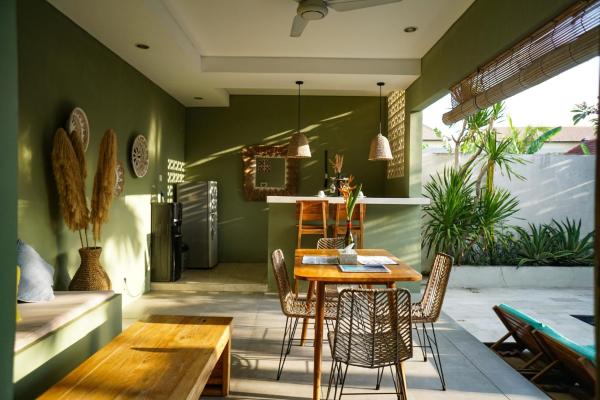 Kiki Village Bathtub And Living Room - Bali