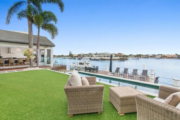 Amazing Canal House With Private Jetty, Gym & Pool - ムールーラバ