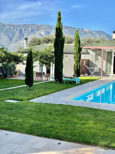 Pool Guesthouse - Коринф