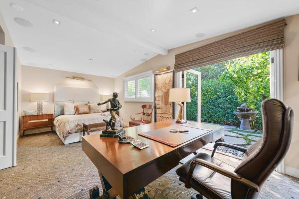Sophisticated Large Room With Desk And Private Entrance - Beverly Hills, CA