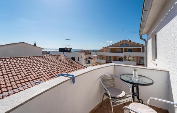 Amazing Apartment In Vrsi With Kitchen - Nin