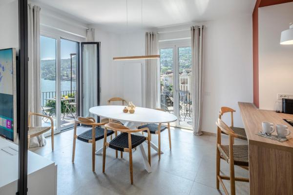 In Piazza Sul Lago - Lac Majeur