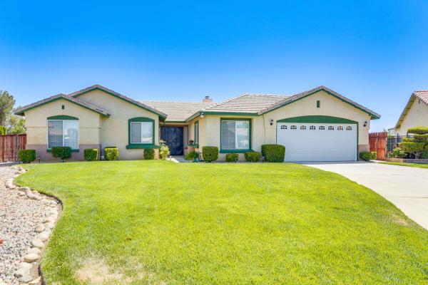 Victorville Home With Large Yard And Charcoal Grill! - Victorville, CA