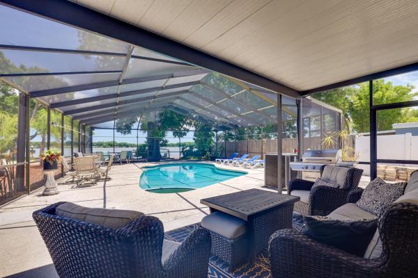 Waterfront Gem With Pool, Dock And Lanai In Tampa! - Tampa, FL