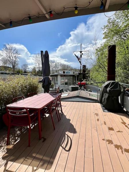 Magnifique Péniche Sur Les Quais De Seine - París