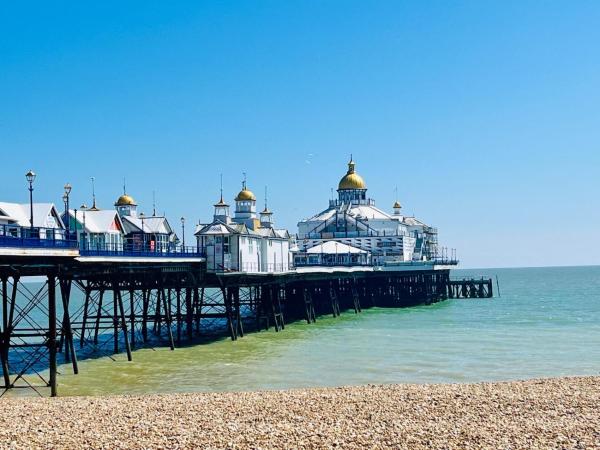 "The Quirky" Seafront Apartment - Eastbourne