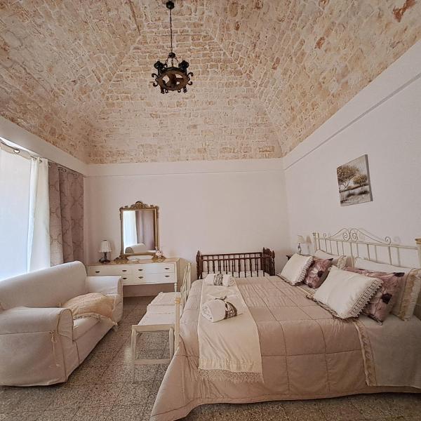 Trulli Di Rosa - Cisternino
