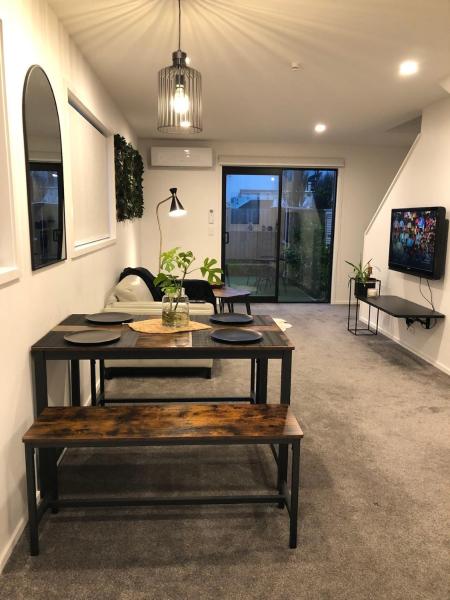 Near Stadium And Railway Station 3 Beds 1 Bath Townhouse With Car Park Onsite - Christchurch