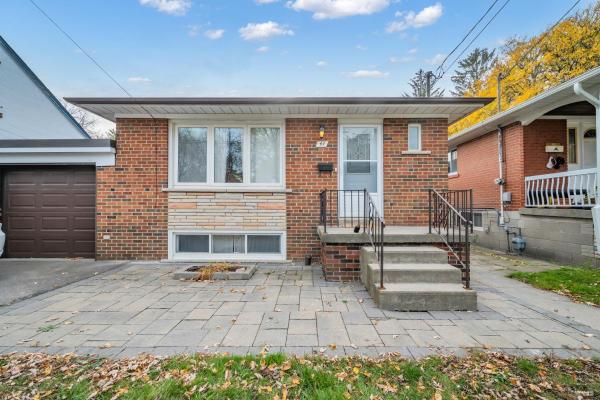 Luxury Renovated House In Prime Location With Parking - Markham, Canada