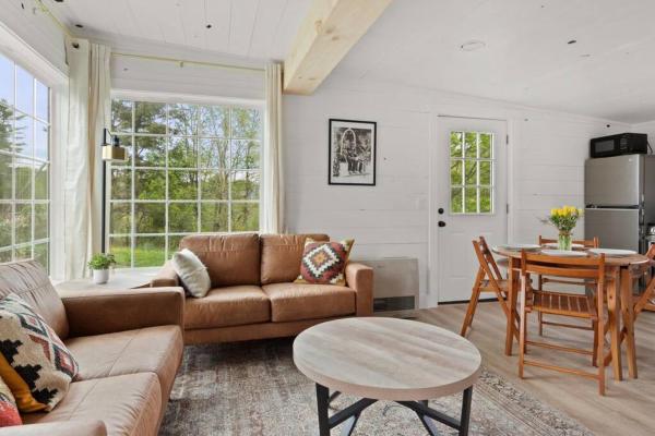 Charming & Freshly Restored Farmhouse 1 Mile From Center Of Stowe - Stowe, VT