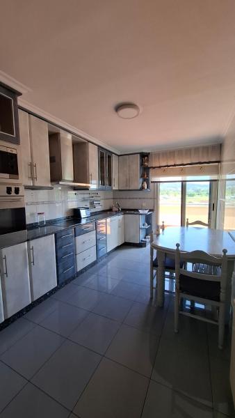 Piso Amplio Y Céntrico En Dena - Cambados