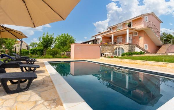 Beautiful Apartment In Malinska - Cres