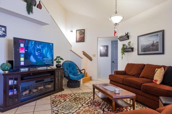 Cozy Townhouse With Community Pool Near Asu West - Phoenix, AZ