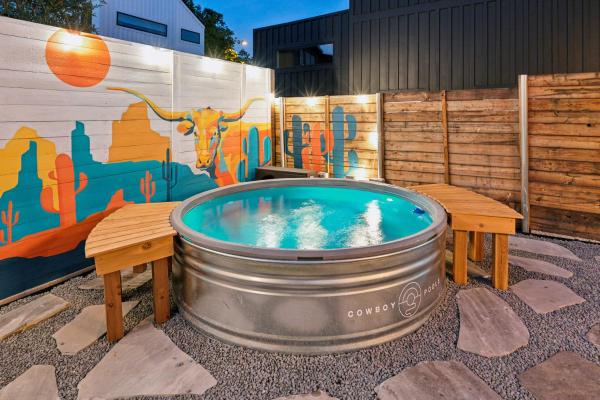 Heated Cowboy Pool Modern Austin Retreat - Austin, TX