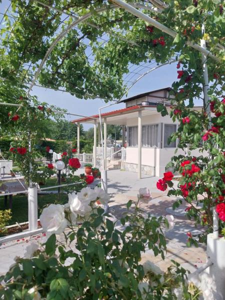 Villa Artzie. Έξοχικο με τεράστιο εξωτερικό χώρο. - Halkidiki