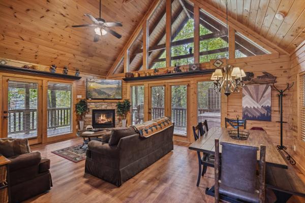 The Adventure Lodge Located In Black Bear Falls Resort With 3 King Suites! - Gatlinburg