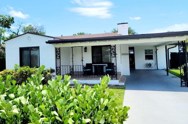 Summer Retreat House - Coconut Creek, FL