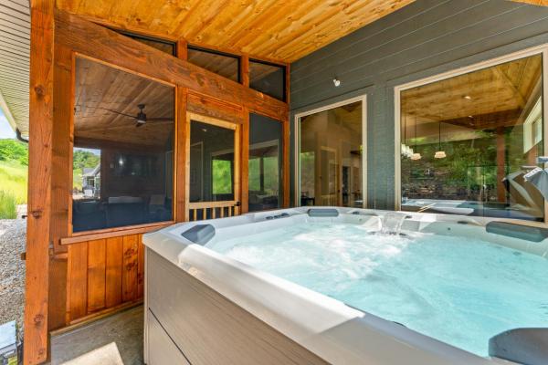 New Ozark Oasis Luxe Cabin Retreat With Hot Tub - Branson, MO