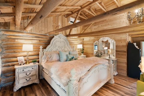 King-delicately Decorated-log Cabin Charm-front Porch Living-the Pampered Peacock - Arkansas