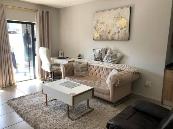 Exquisite Home In Sandton With Pool And Inverter - Sandton
