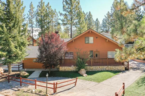 Rustic Cottage Snow Summit - Big Bear Lake, CA