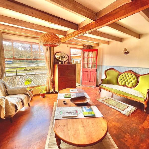 La Mar / Casa Palafito - Castro, Chile