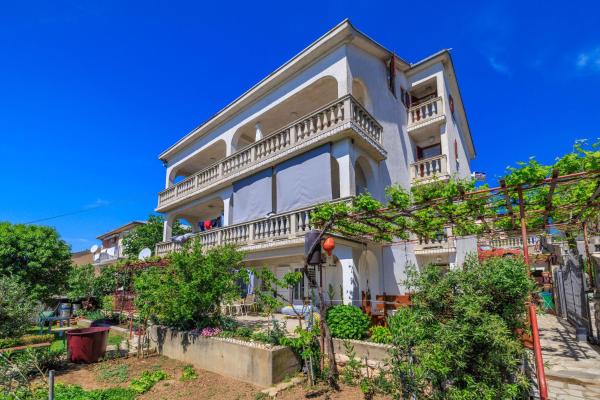 Apartments Mira - Klenovica