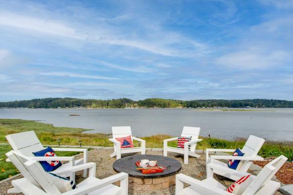 Waterfront Allyn Home With Fire Pit + 2 Kayaks! - Penrose Point State Park, Lakebay