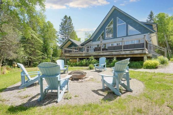 Lake Escape - Waterfront, Hot Tub, Sleeps 14 - Quebec