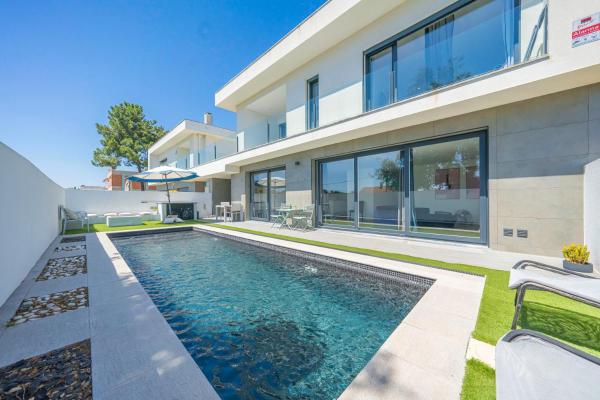 Black Pool House Just 10 Minutes Away From The Beach - Costa da Caparica