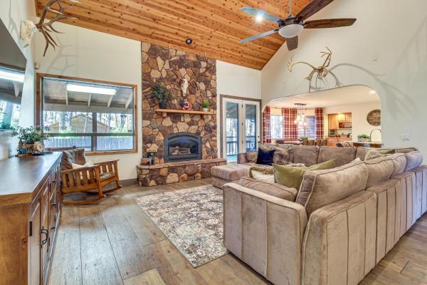 Near Woodland Lake Park Cabin With Serene Deck! - Pinetop-Lakeside, AZ